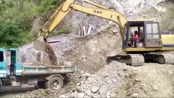 Watch: This 8-year-old girl operates the backhoe like a total pro ...
