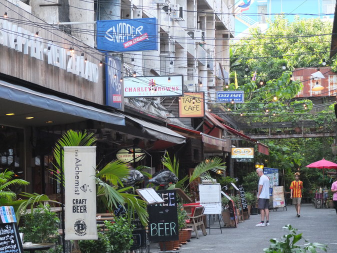 Last Call on Soi 11! Cheap Charlie’s, Stash, Tapas Cafe and Chez Pape ...